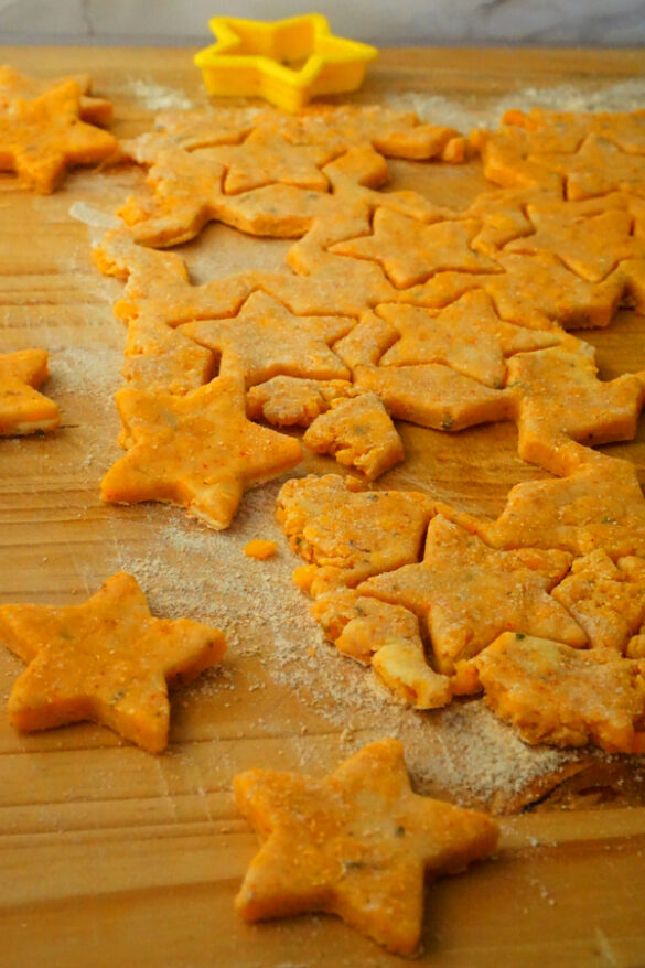 Spiced Cheddar Star Crackers - Frydae - Homemade Cheez-Its